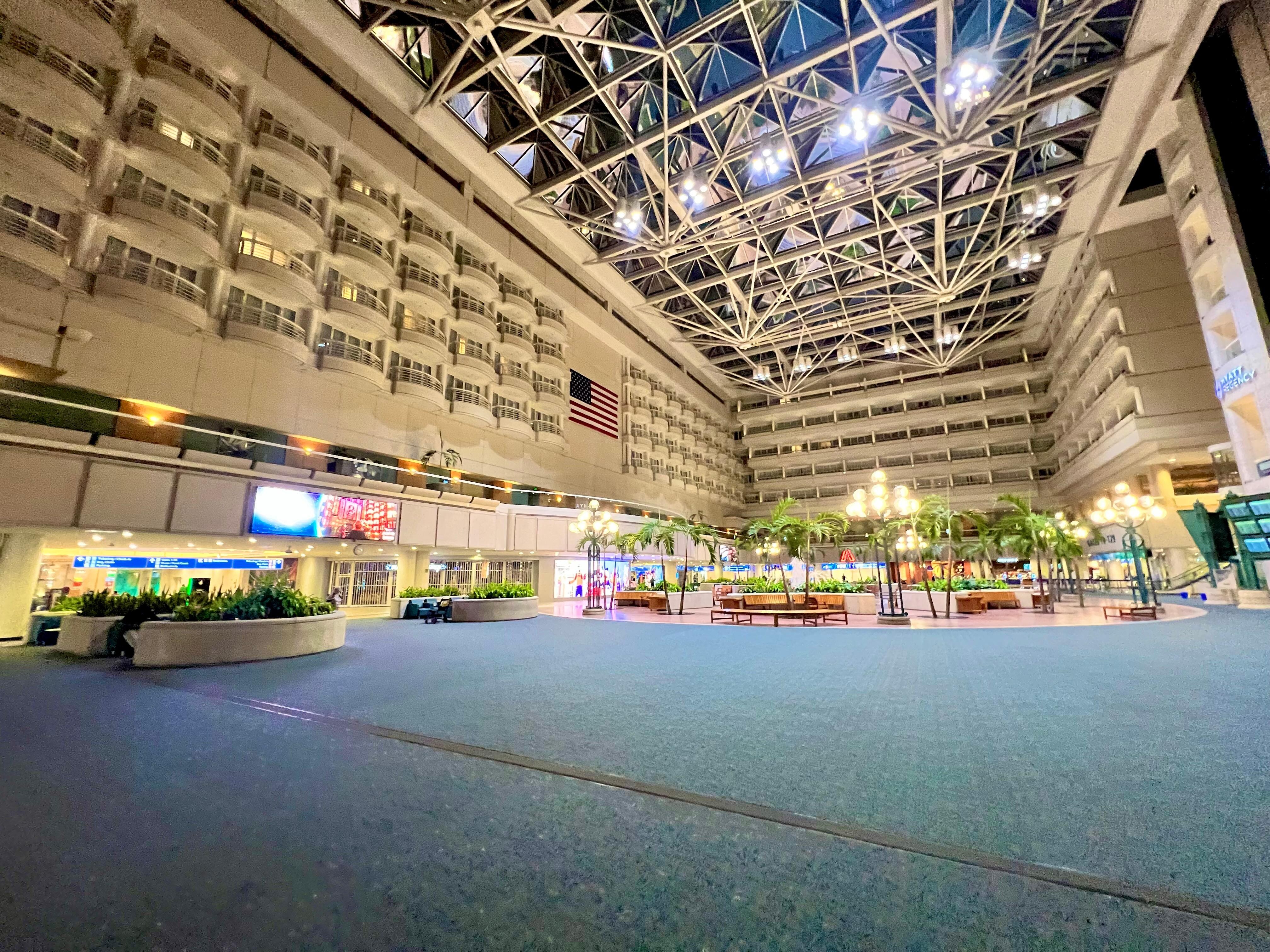 Hall do terminal de embarque e hotel 