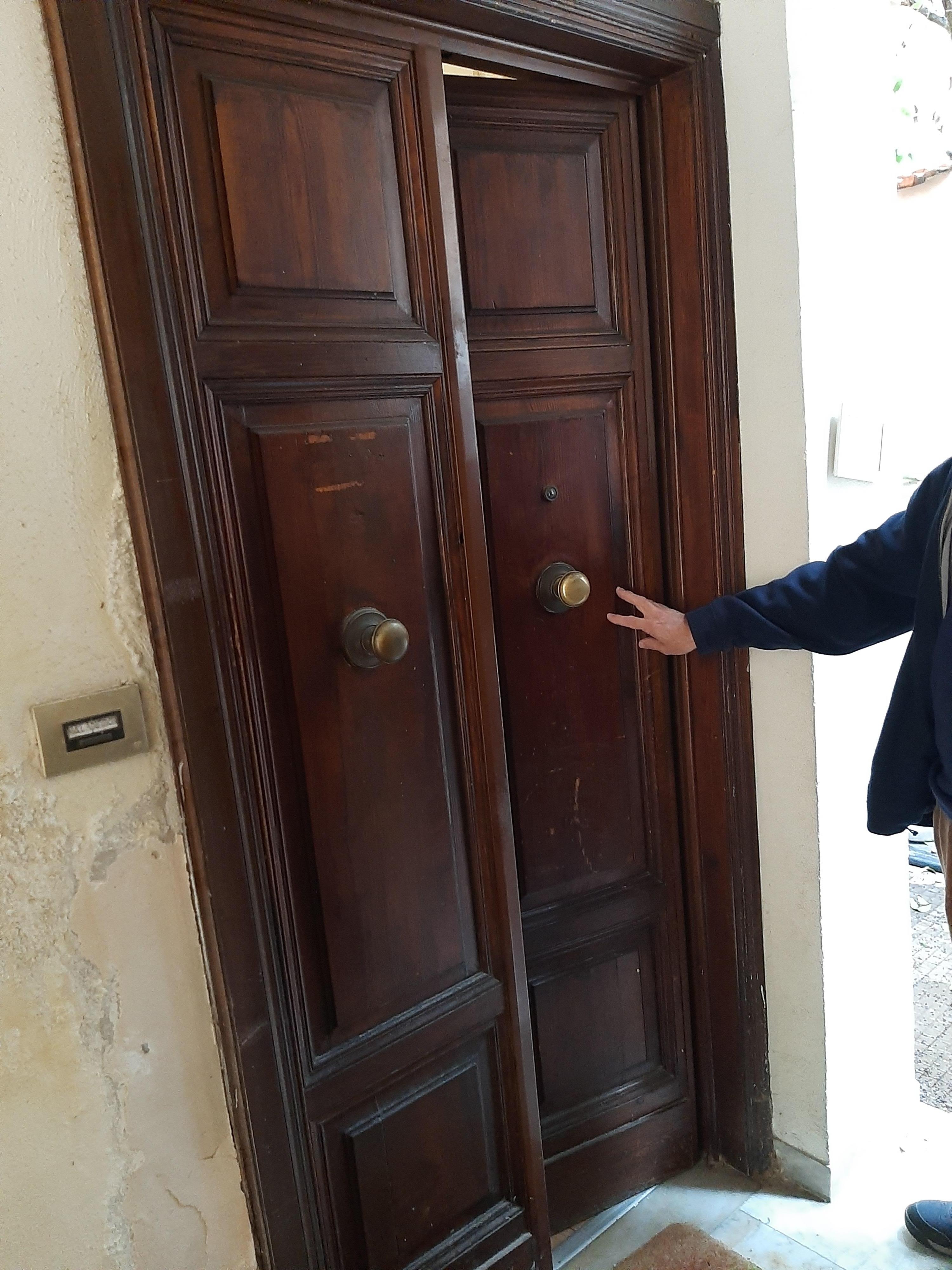 La puerta por fuera, solo se abre ça midad