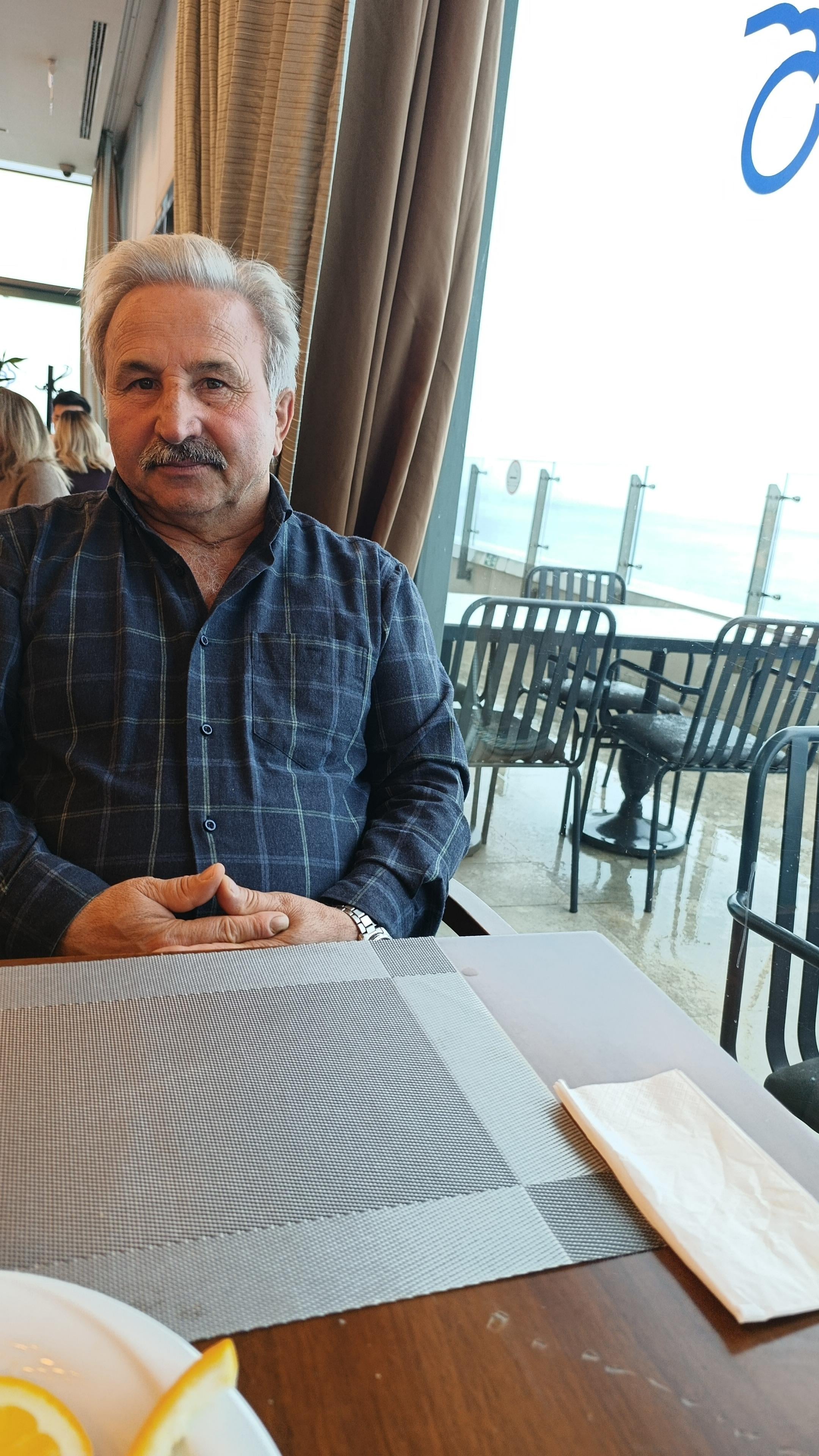 Bir gece kaldım otelin imkanı havuz hamam saymadan  sabah 07 akşam kadar faydalanın dediler 12 benim sürem doğduğundan odayı boşalttım bu imkandan gece faydalanmak isterdim sanırım kapalıydı gece açık olmasını tercih ederdim  oda büyüktü jakuziolabil