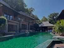 Bassenget utenfor leilighetene. Mangler en del fliser over vannkanten