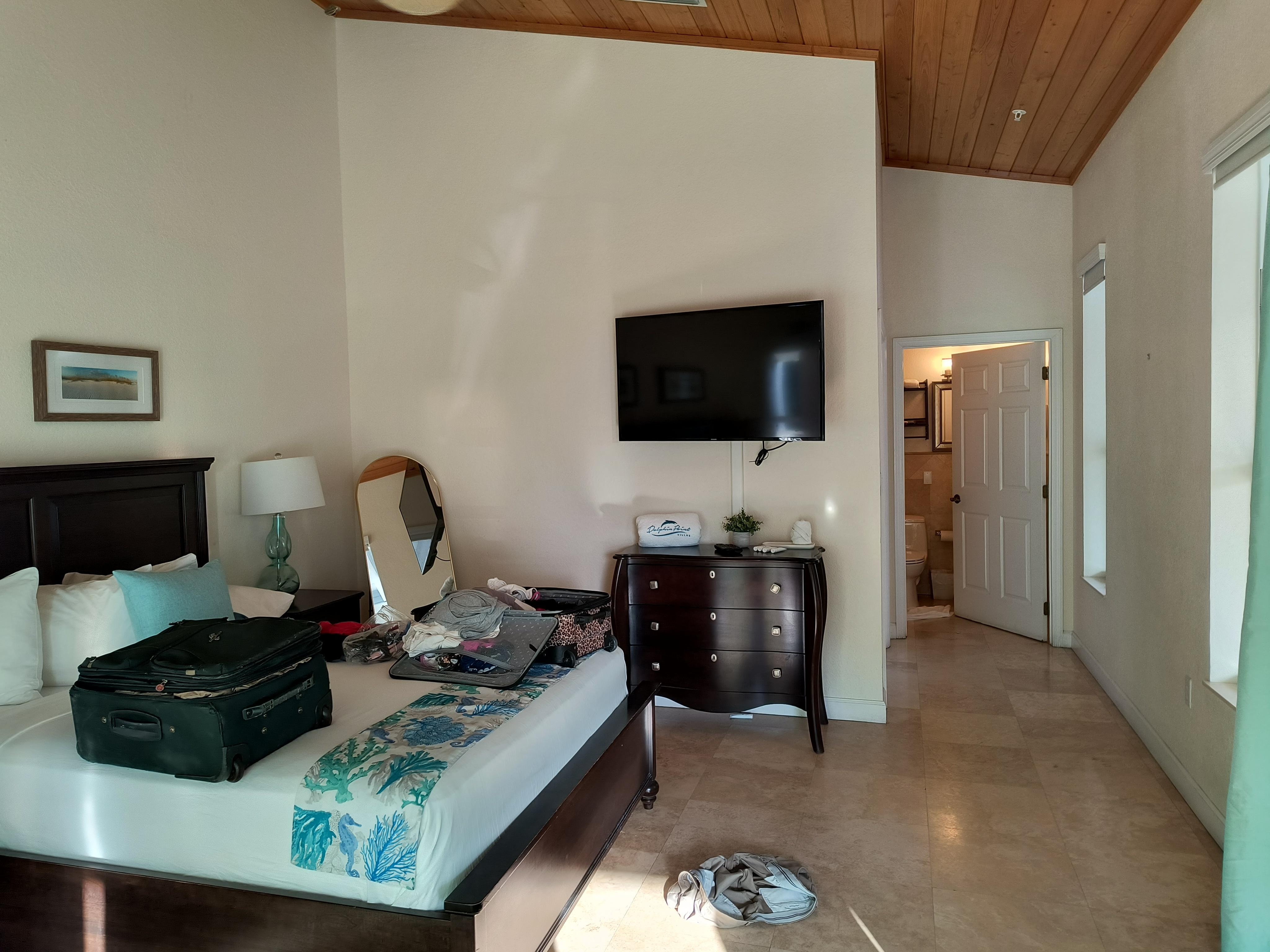 Bedroom/ bathroom 
