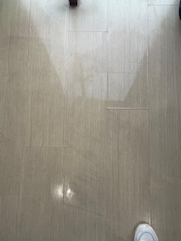 Piso de madeira do quarto molhado