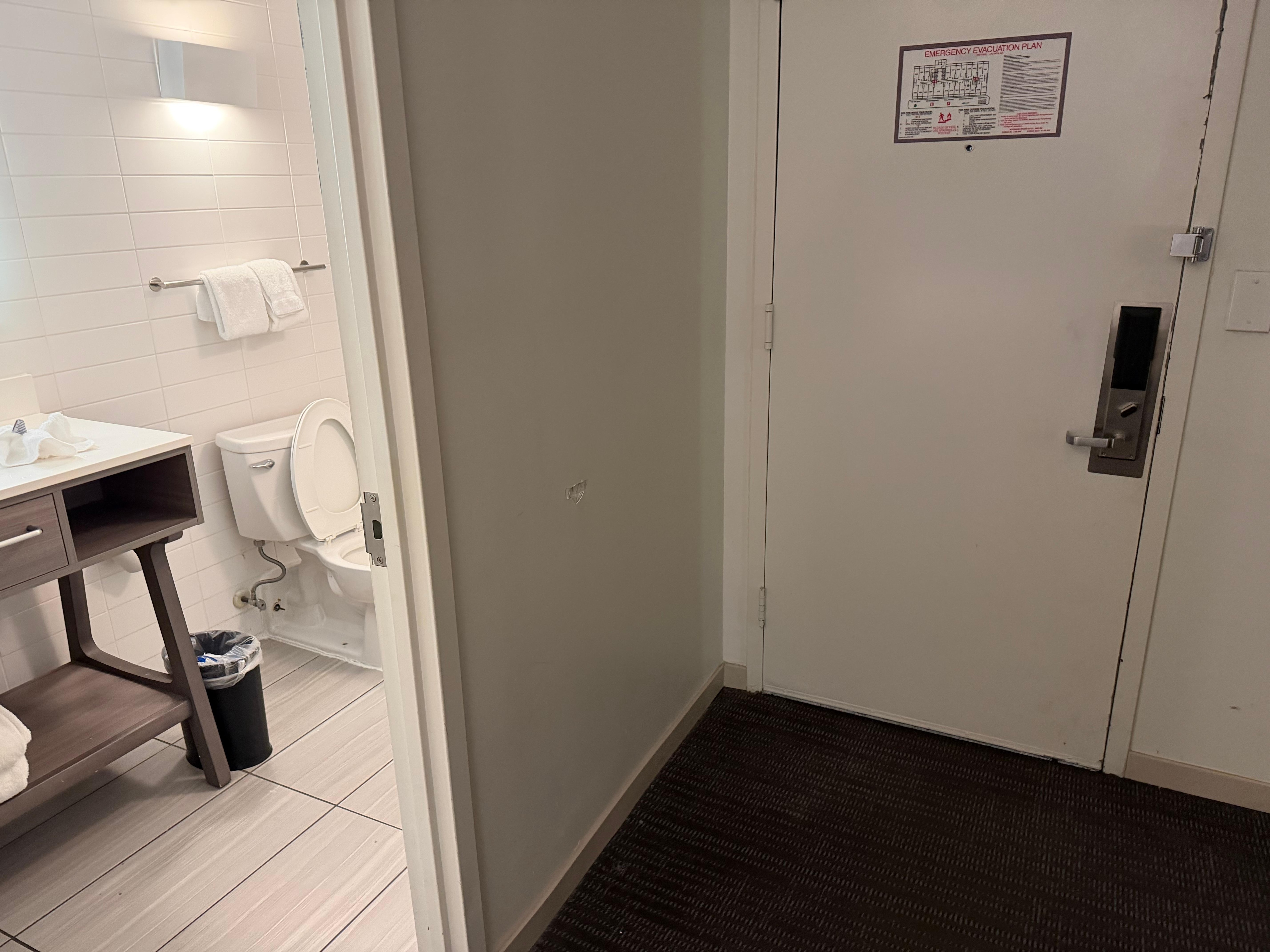 Hole in the wall / no door stopper