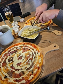 God pizza och mysig inredning på restaurang runt hörnet.
