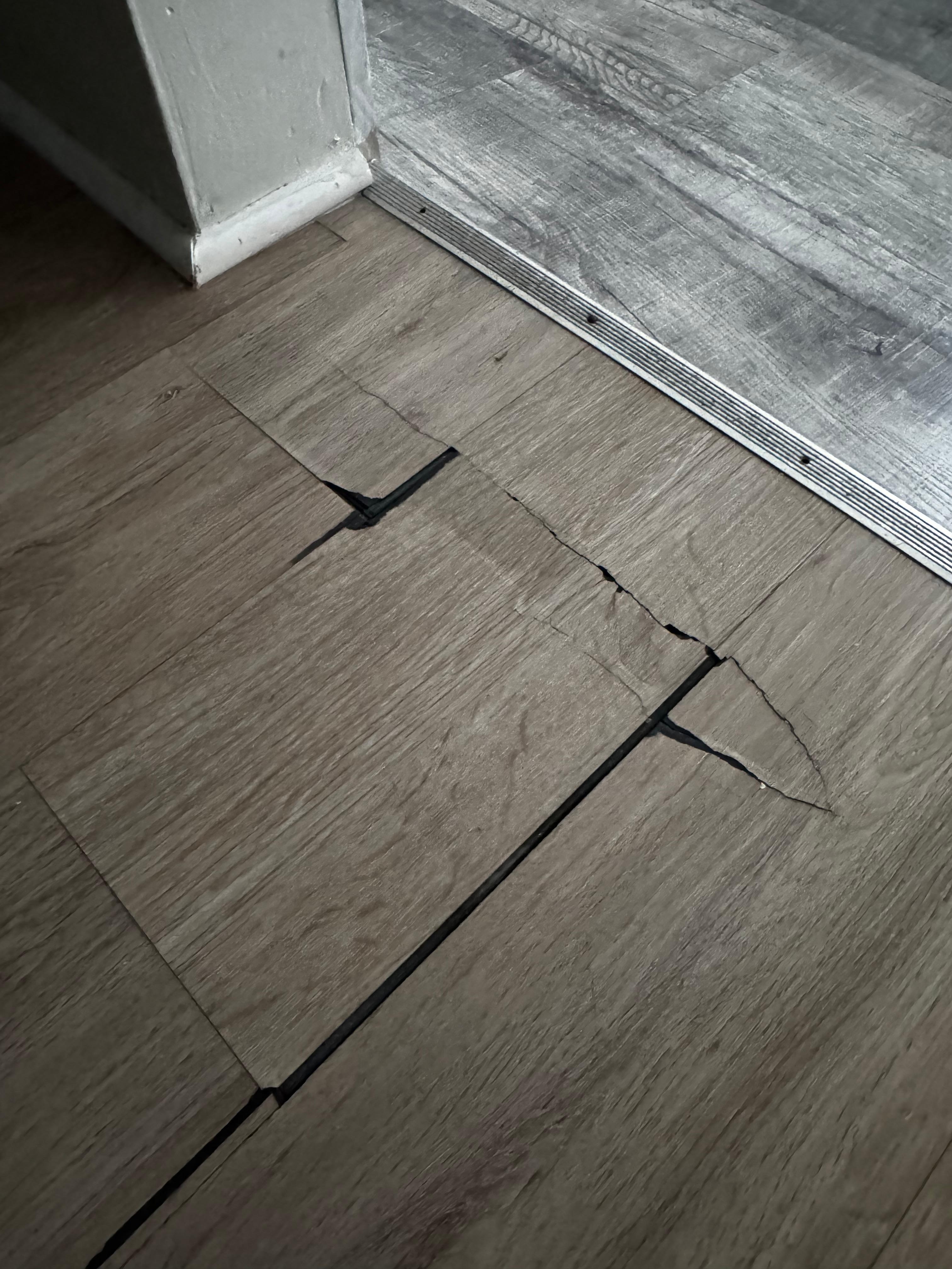 Piso do quarto soltando ao ponto de machucar os pés 