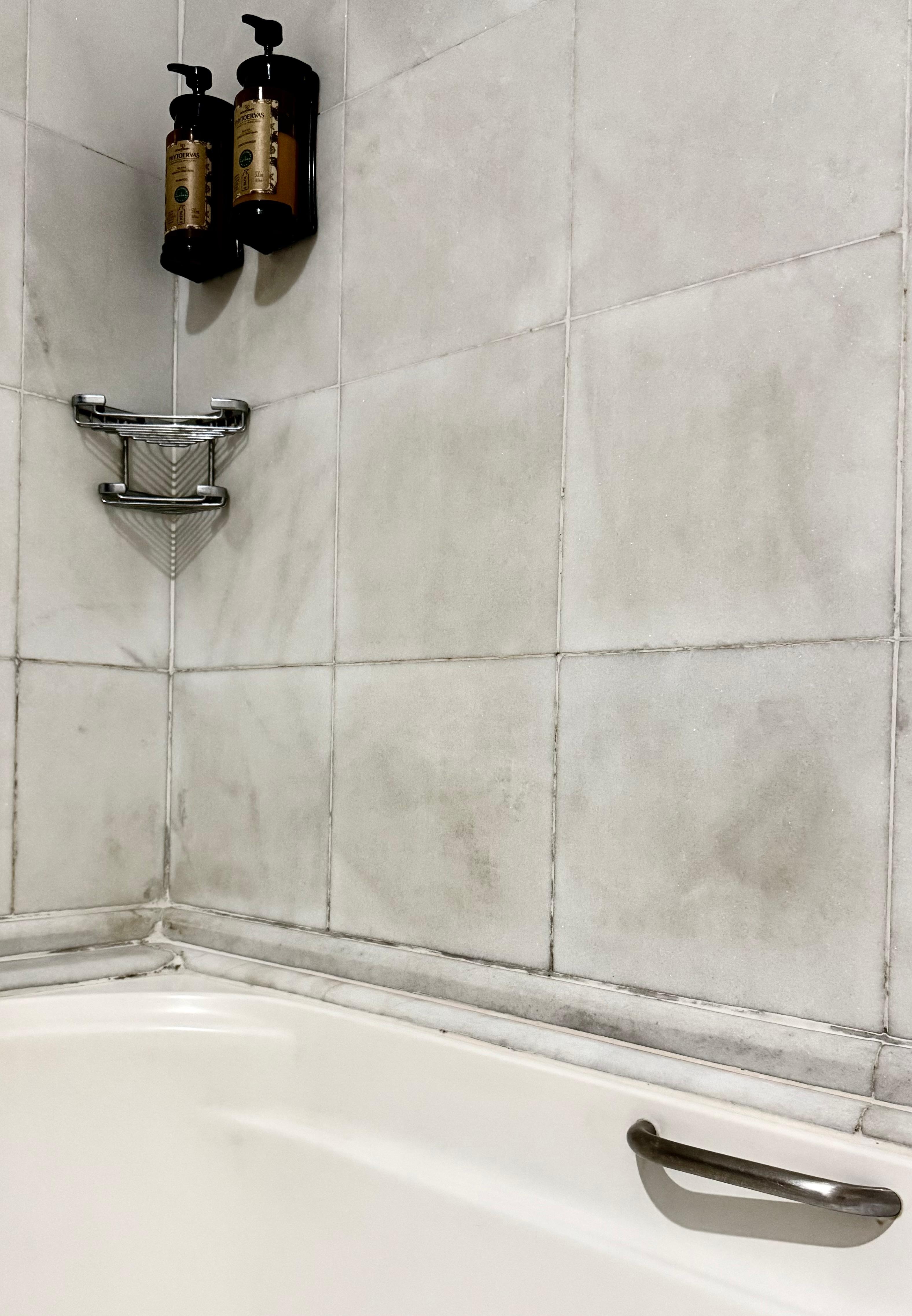 Paredes encardidas no banheiro