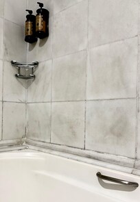 Paredes encardidas no banheiro