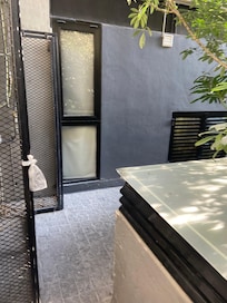 Por este pequeño espacio tenía que entrar y salir con mi maleta, me parece que no es adecuado para un hotel.