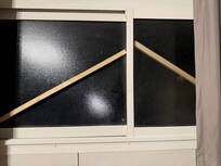 Fermeture fenêtre assurée par des morceaux de bois