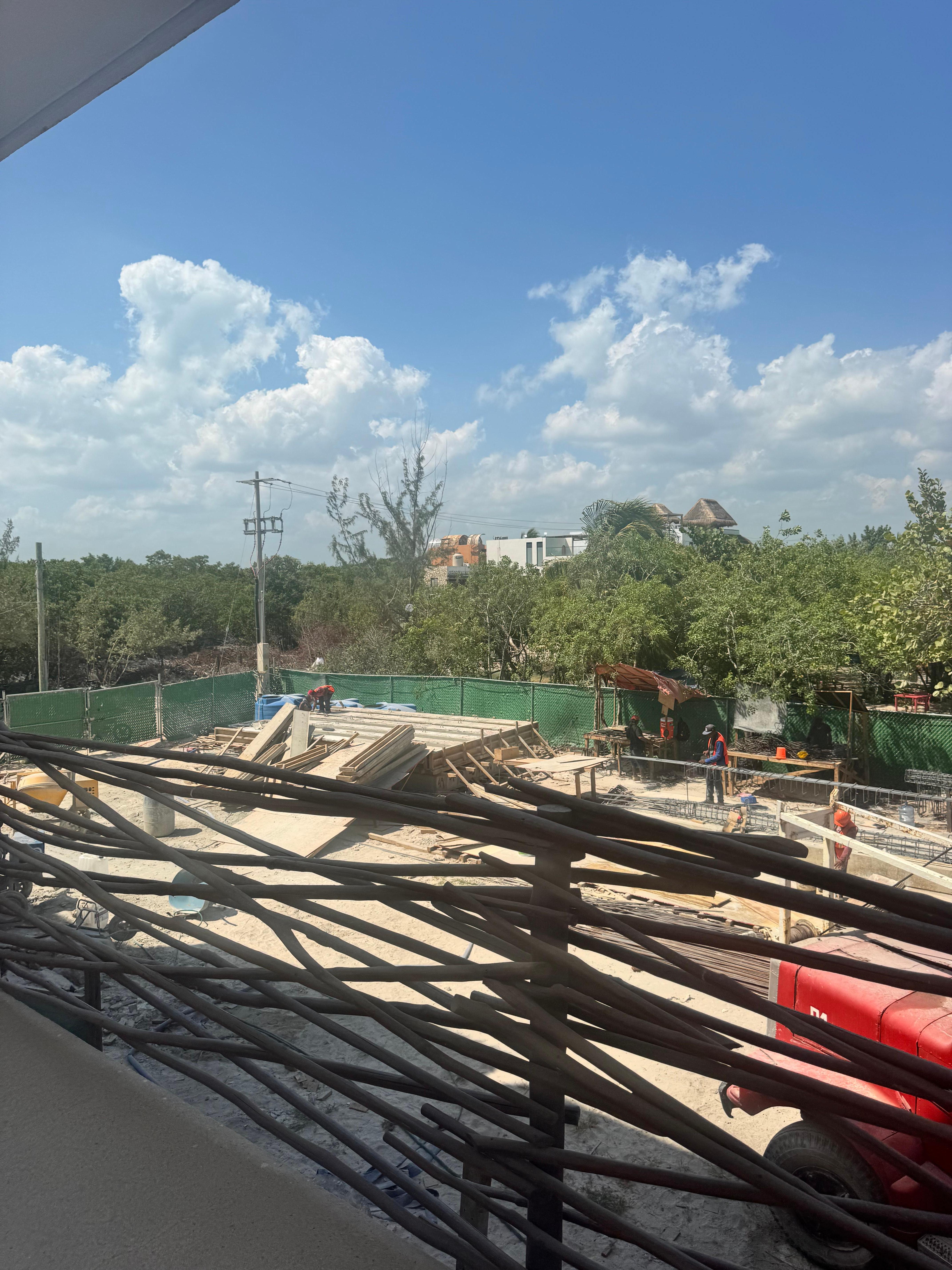 Construction de 8h a 18h hotel bcq trop cher pour vivre cela en vacances sans etre avise
