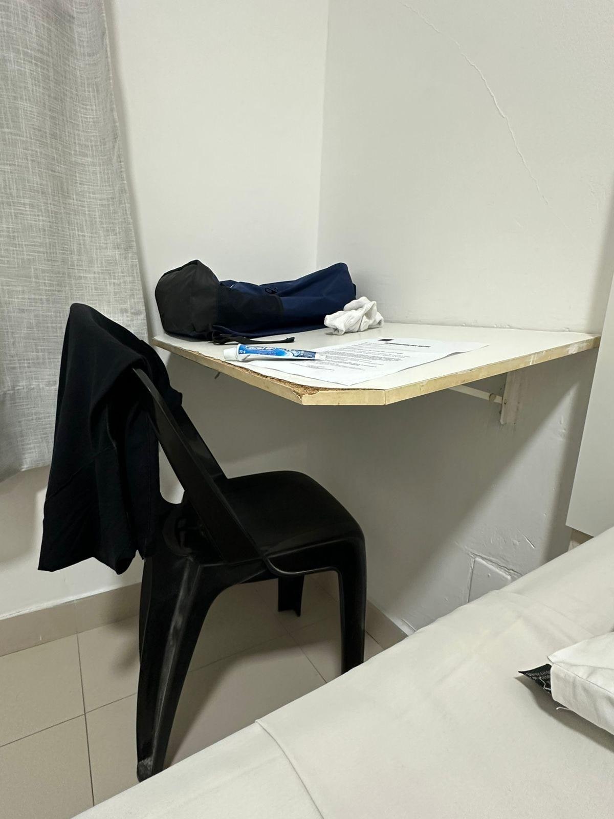 Mesa quebrada, torta, não consegui colocar nada pesado em cima .