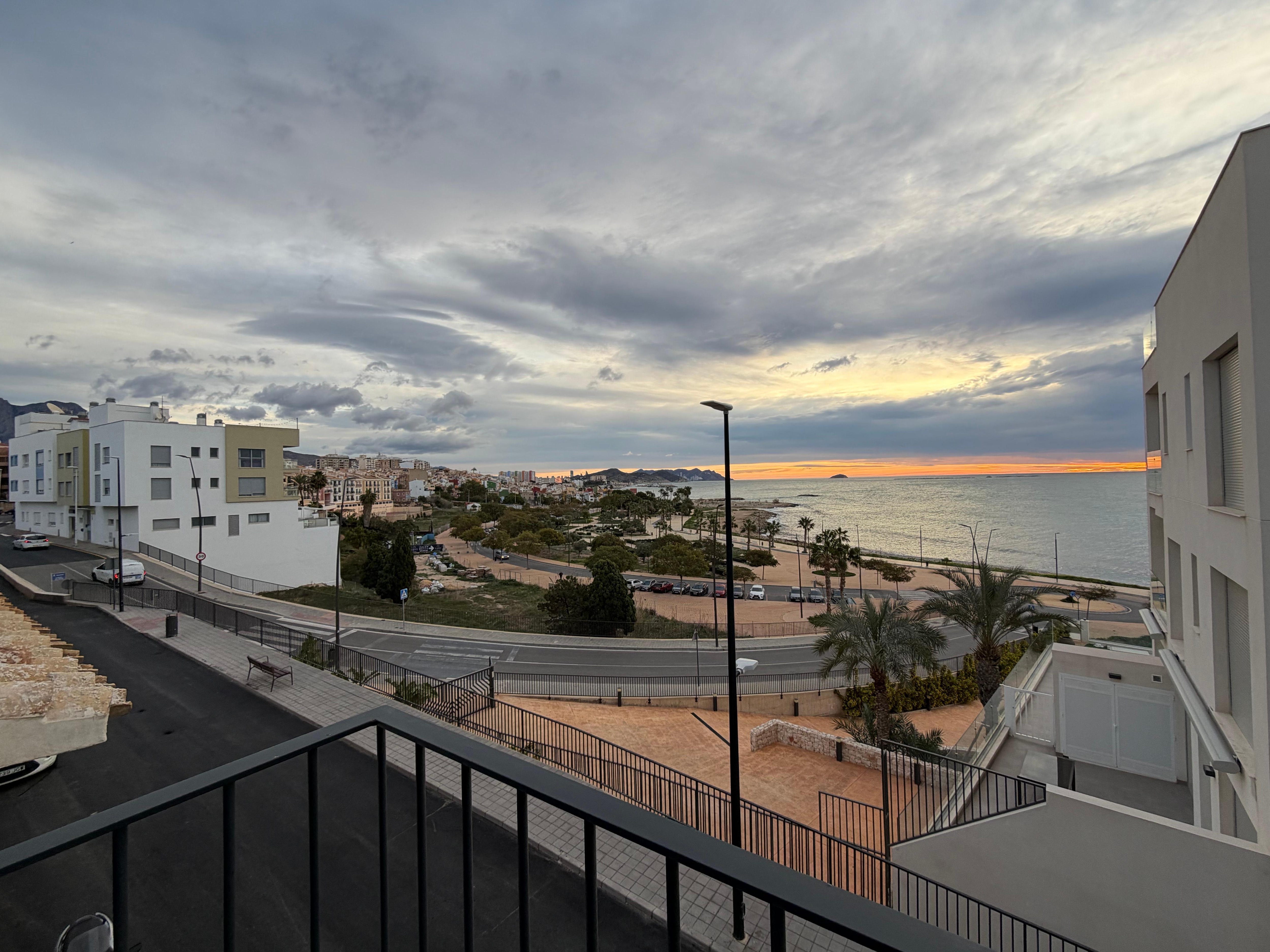 Vägen och strandpromenaden nedanför lägenhetshotellet.