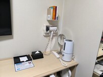 吹風機、加溼機、冷氣、電視、Wi-Fi 基本設施齊全。