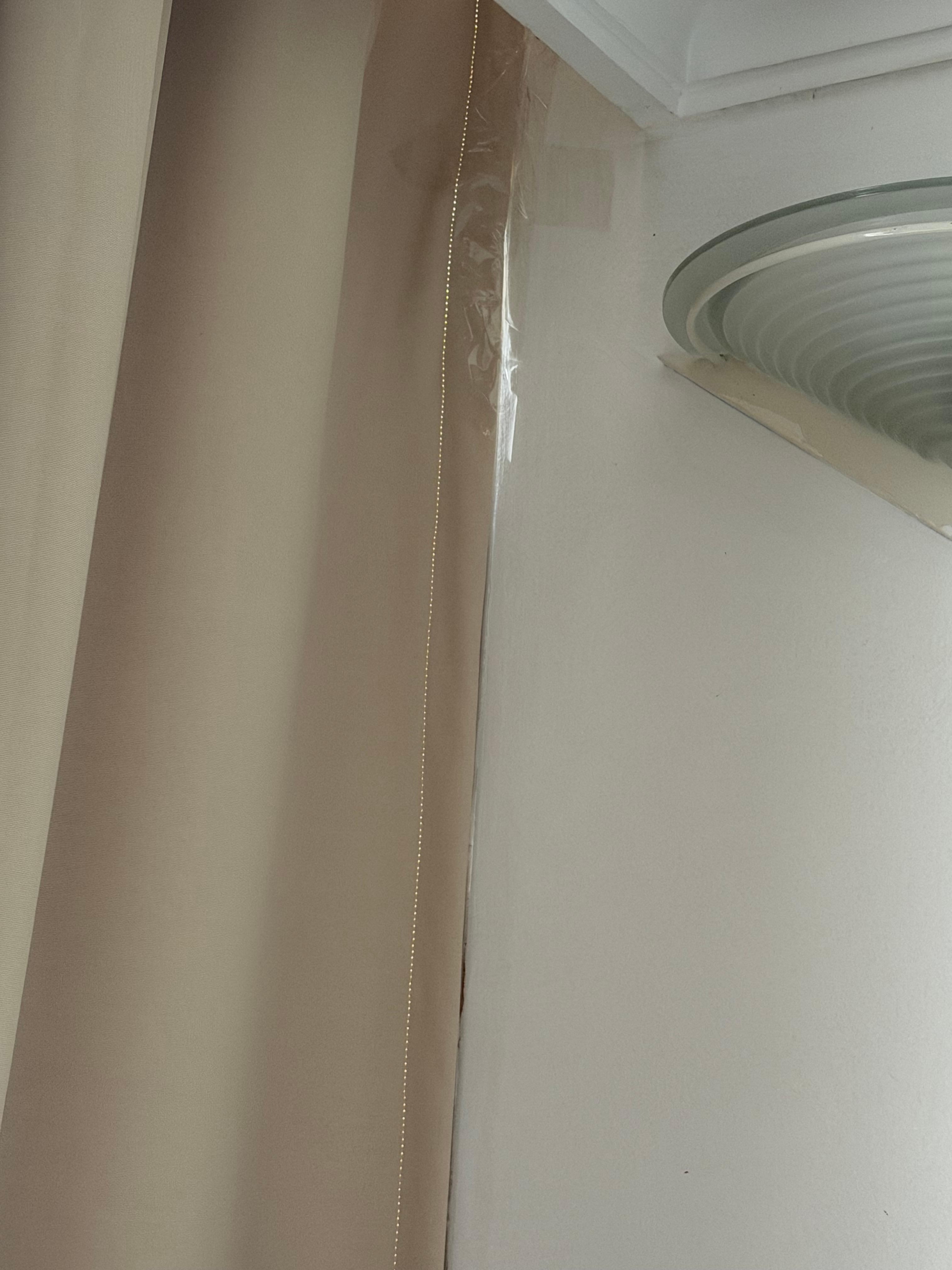 Durex pra sustentar a cortina na parede