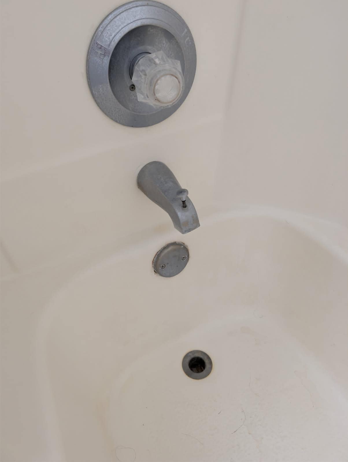 Hair in bathtub. Not cleaned. 