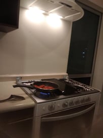 La cocina está completa, en mi opinión si lleven su aceite de cocina, azúcar, sal y café porque no hay, pero tienen sartenes de teflón, platos, vasos, tazas, cubiertos y así.
Para cocinar prendan el extractor qué está en la campana de arriba.