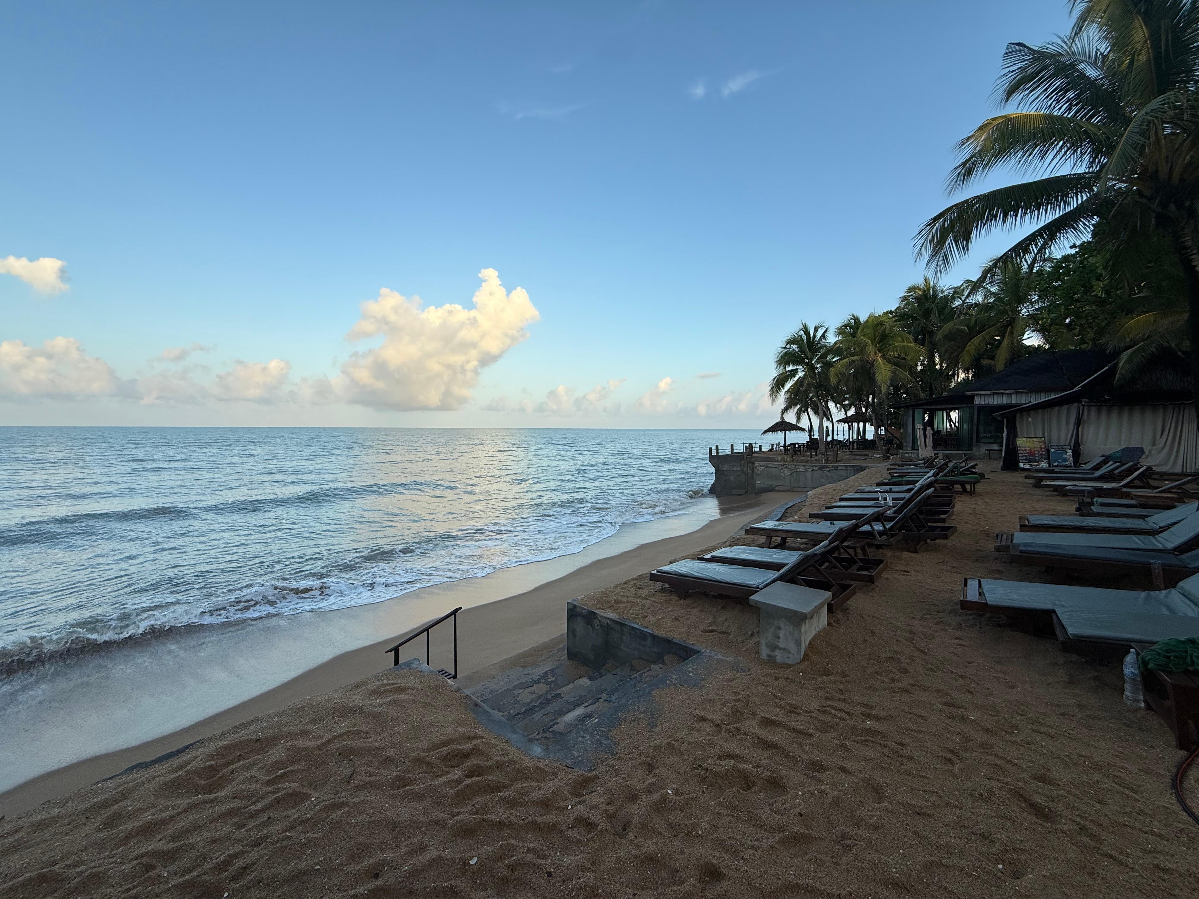 La vue de la plage depuis le restaurant du petit déjeuner. On aperçoit déjà les marches…