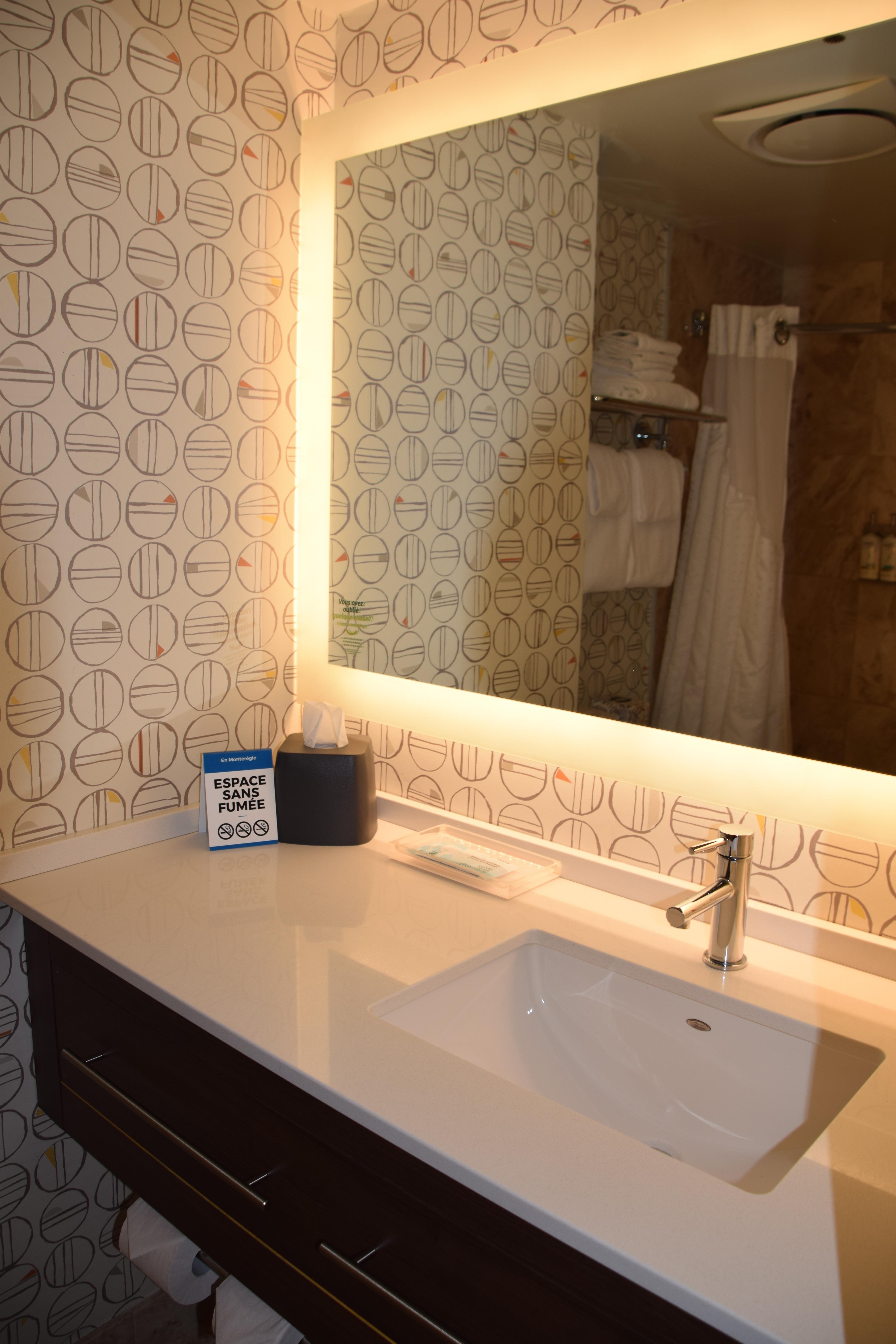 Joli miroir qui éclaire bien et petite veilleuse pour la nuit.