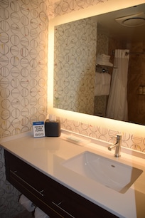 Joli miroir qui éclaire bien et petite veilleuse pour la nuit.