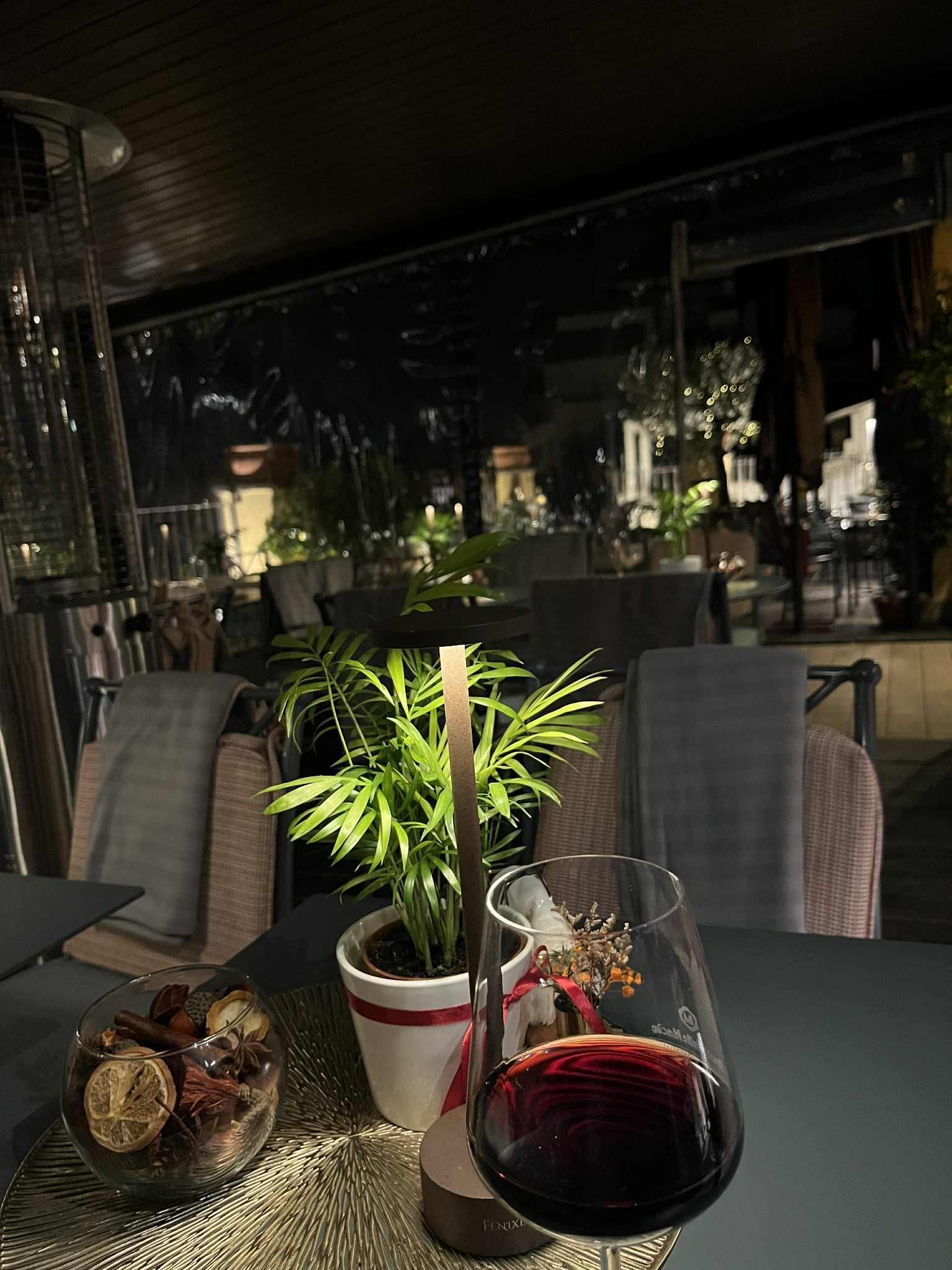 Un bel vino sulla terrazza.