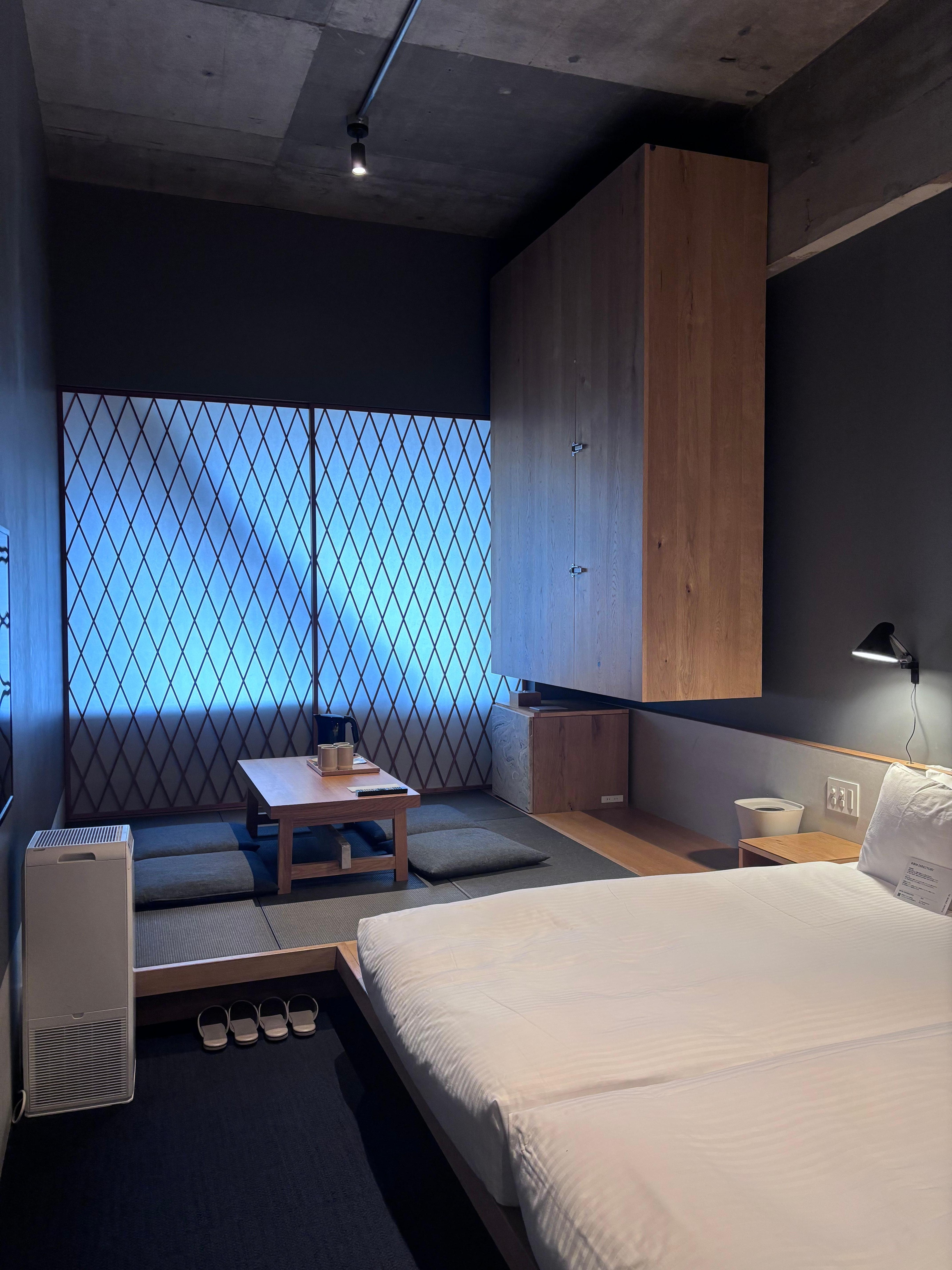 Hotel room with futon style ed