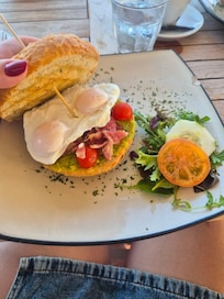 Avocado com ovos poché