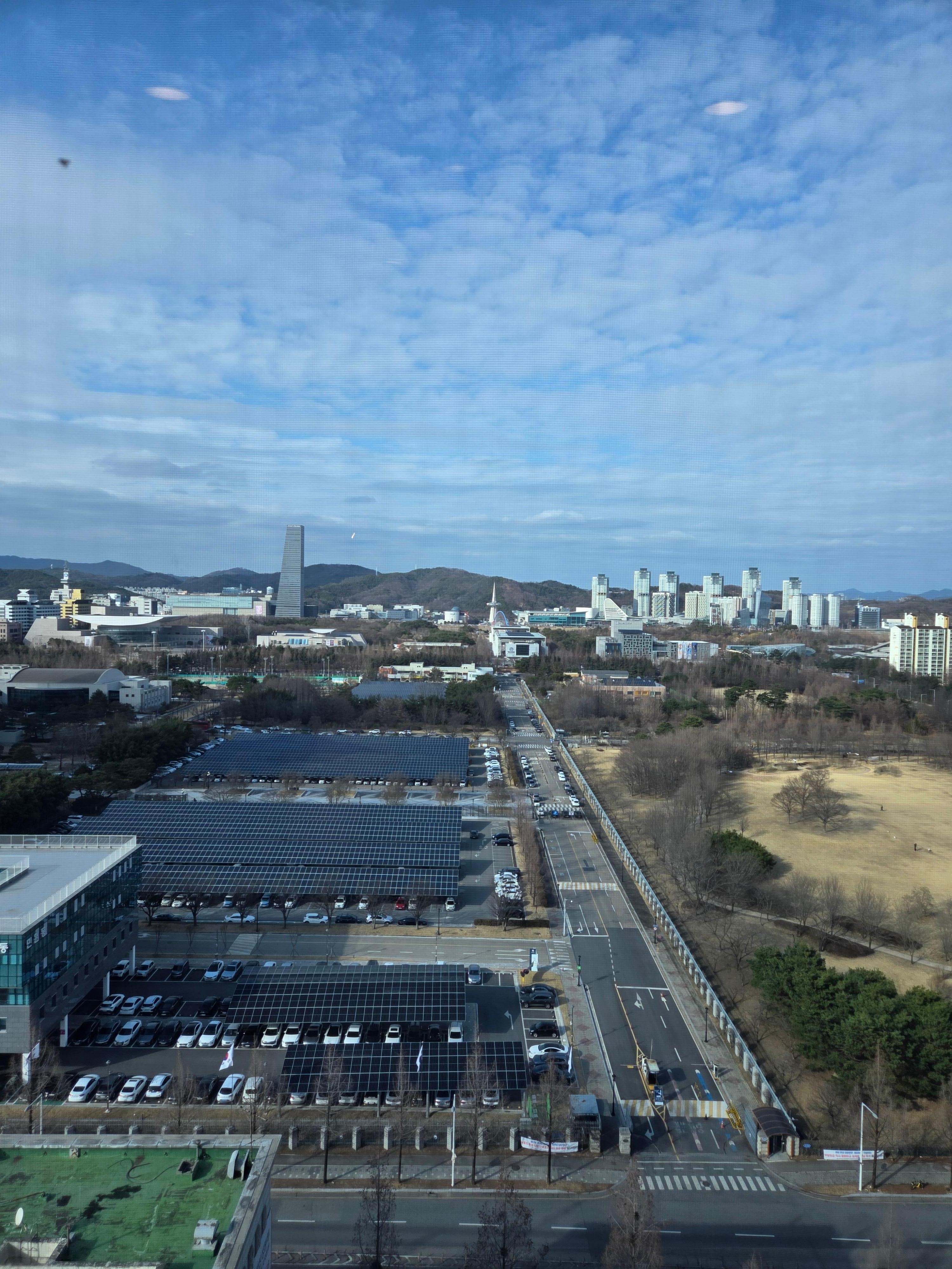 숙소 거실 창에서 본 대전정부청사^^ 밤에 가로등에 불이 들어오면 활주로를 보는것처럼 예쁘더라구요!
