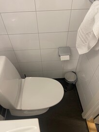 Avståndet mellan toan och väggen är skrattretande, man får inte plats där.