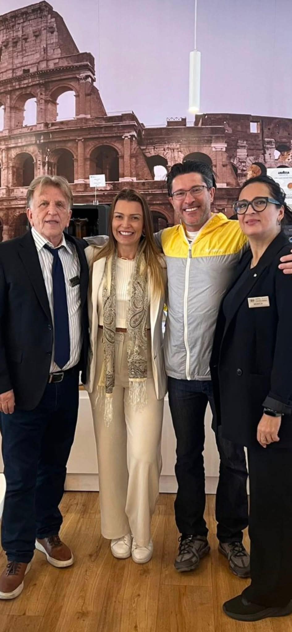 Antonio e Mônica. Muito simpáticos, educados e prestam um serviço impecável. Parabéns! 