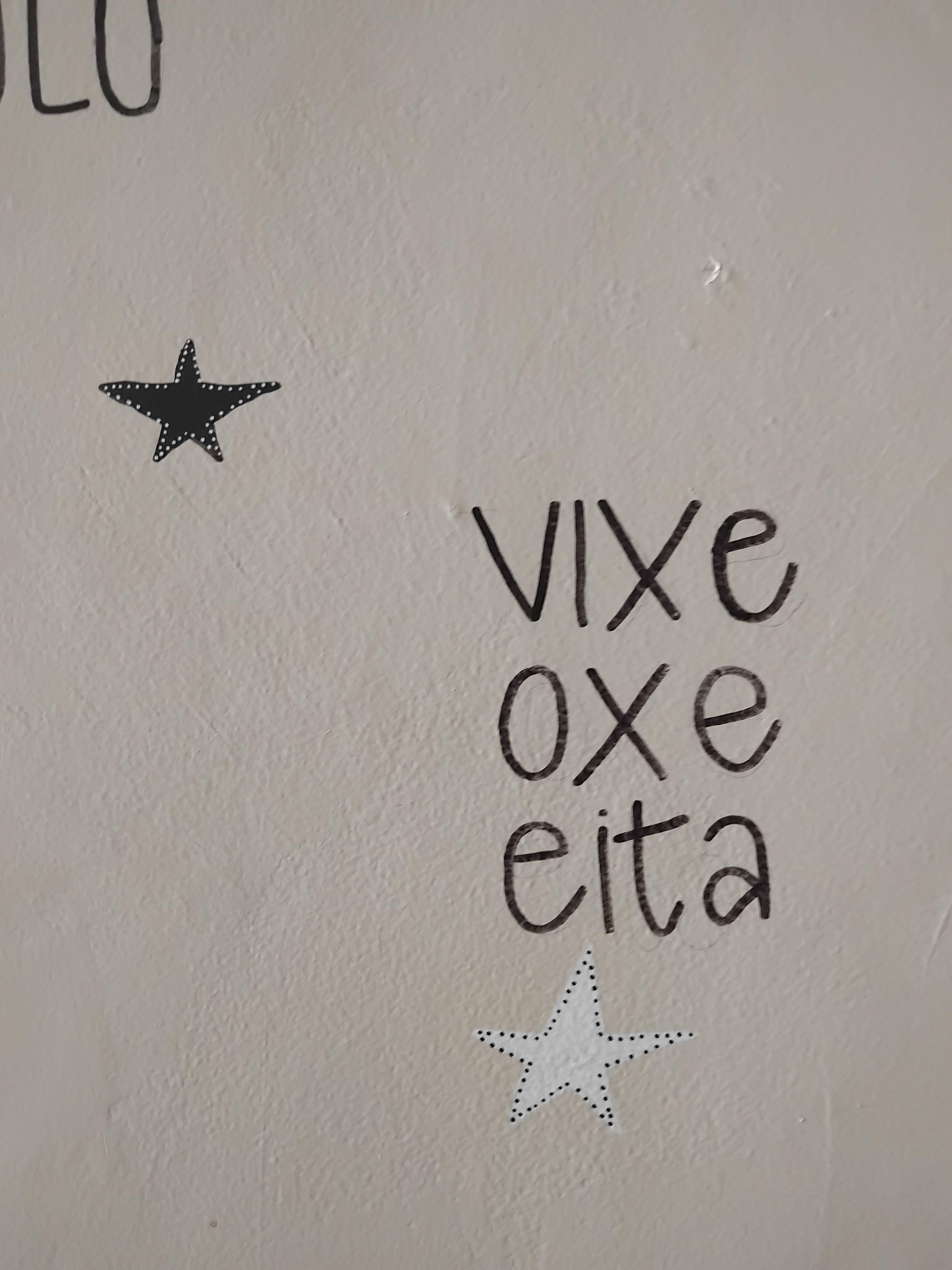 Frases nas paredes na entrada da Pousada valorizando a cultura local