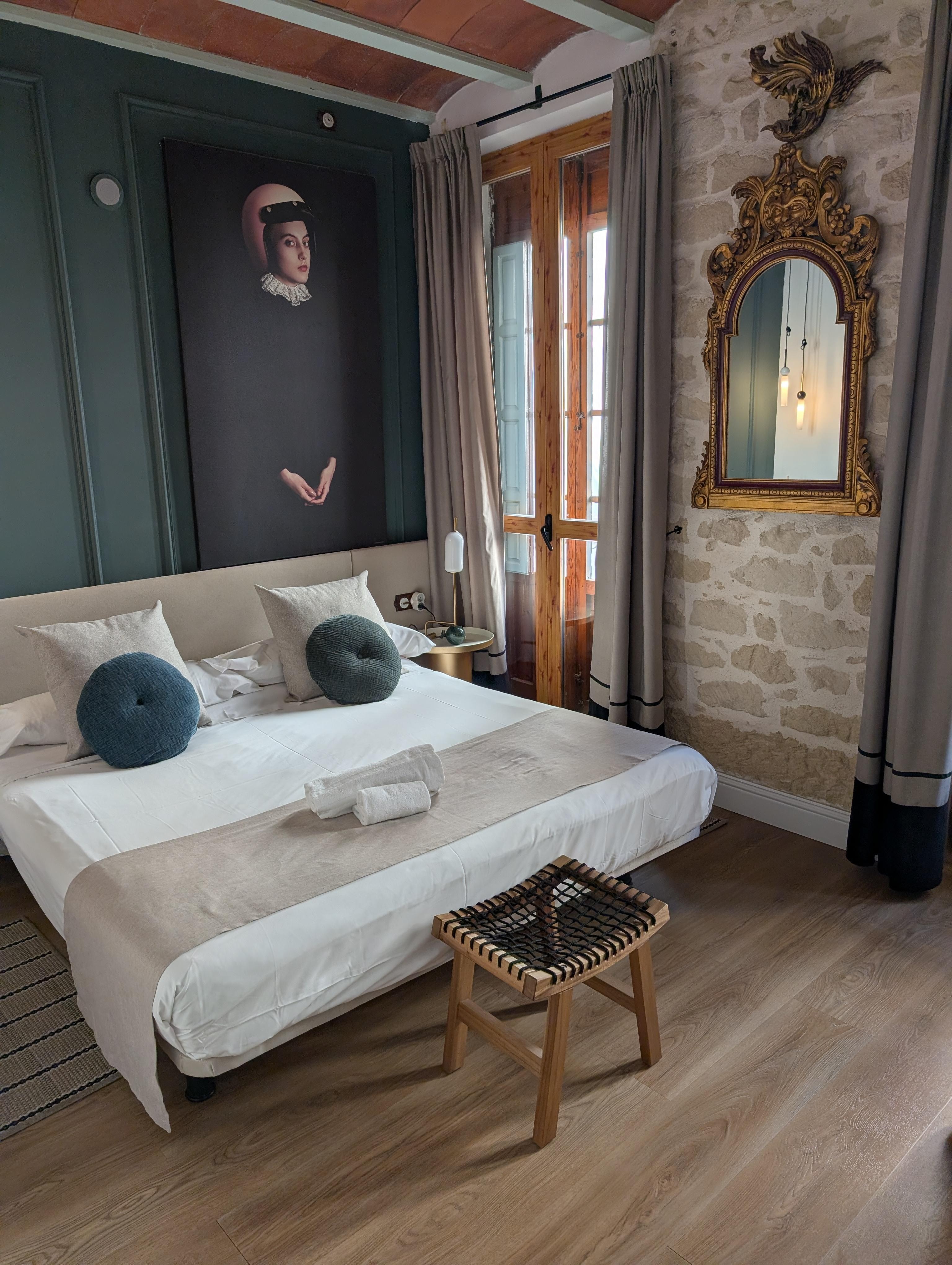 No sitting area other than on the bed