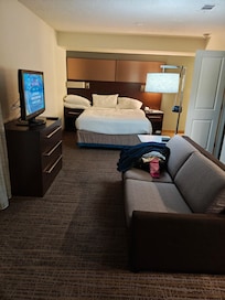 一階の部屋は窓空けれないのでちょっと開放感はなく暗いです