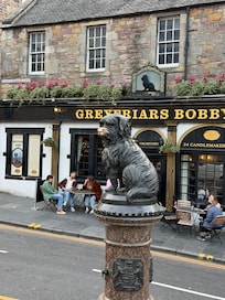 Greyfriars Bobby statue i nærheten