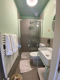 Banheiro
Chuveiro muito bom, tudo limpo. Está foto foi na hora que estava realizando checkout por isso o ambiente já está utilizado