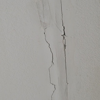 The ceiling directly iver the bed had water damage that was clearly known by the owner as it seemed to had been repeatedly covered up