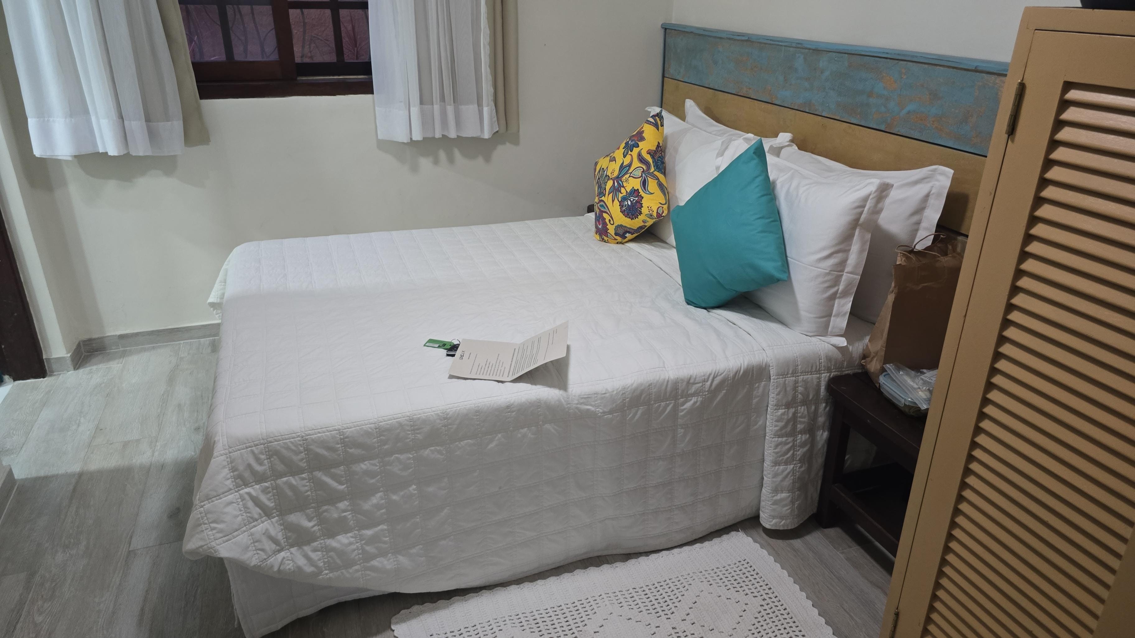 Cama confortavel, fronhas e travesseiros limpos e sem odores, excelente limpeza e higiene 