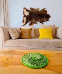 love the little carpet on the wall