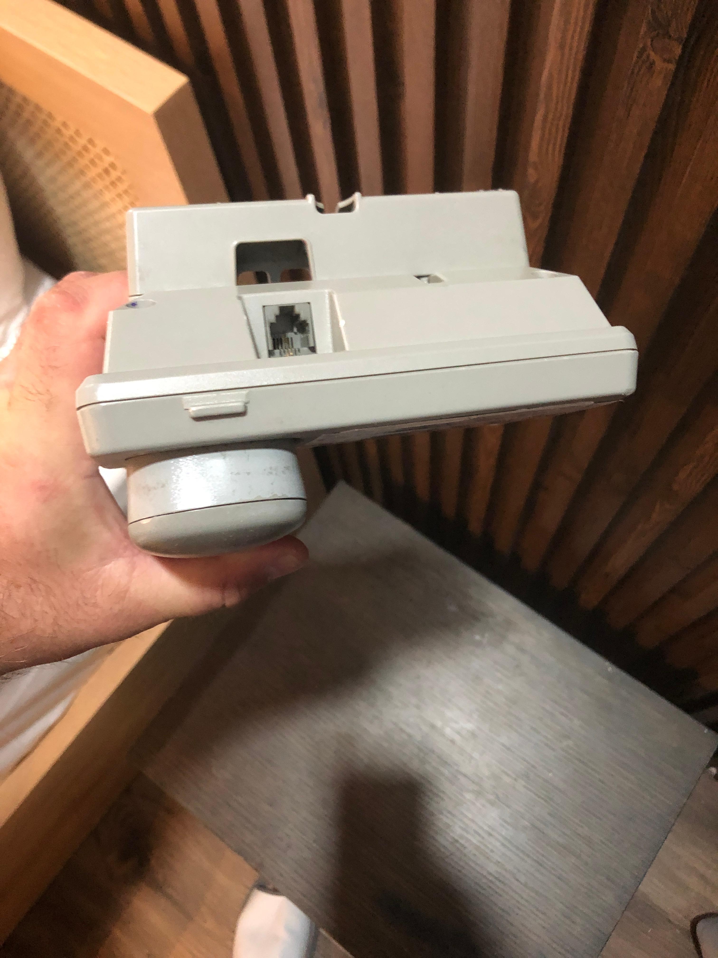 Un téléphone mais pas de câble.