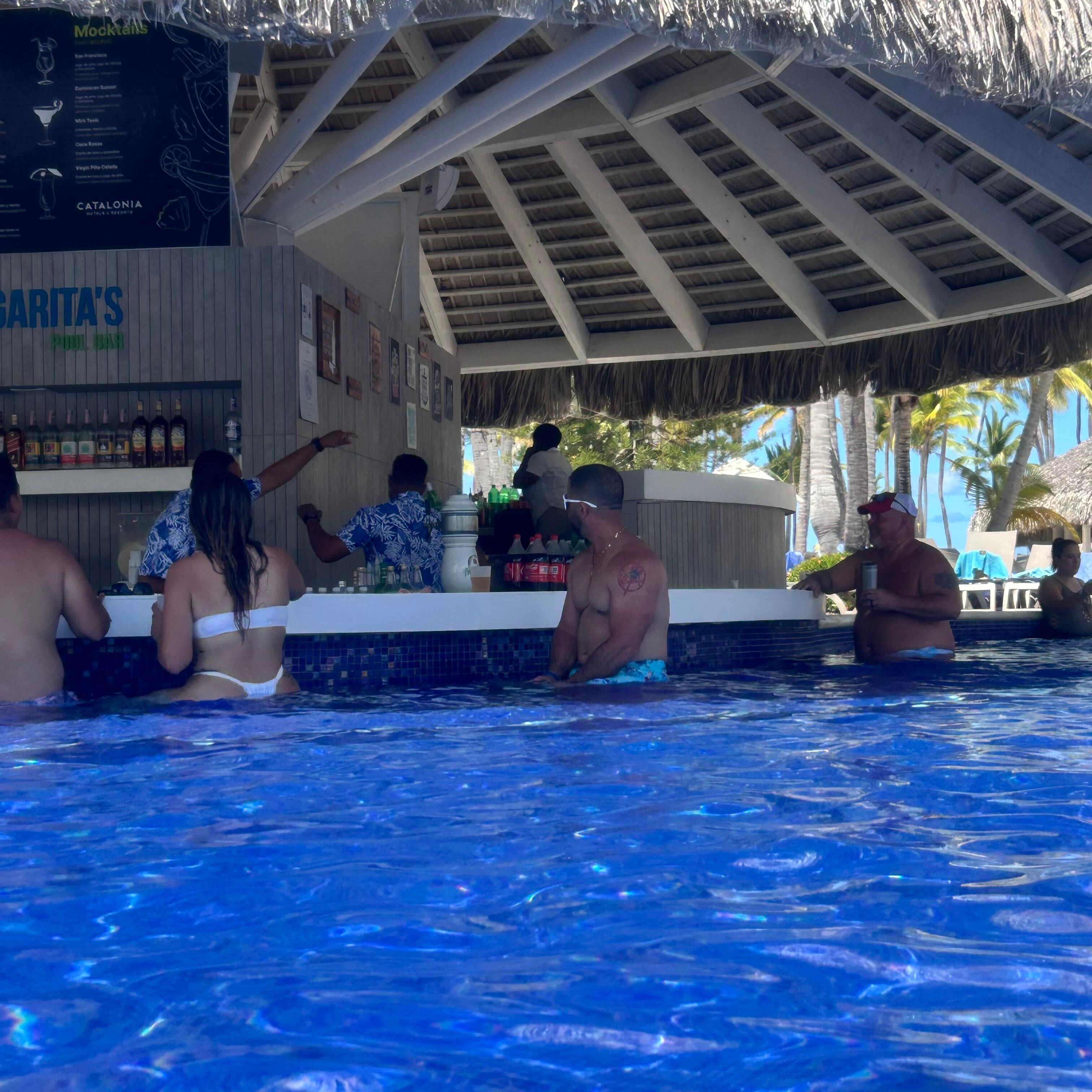 En la piscina la barra dentro de la piscina 