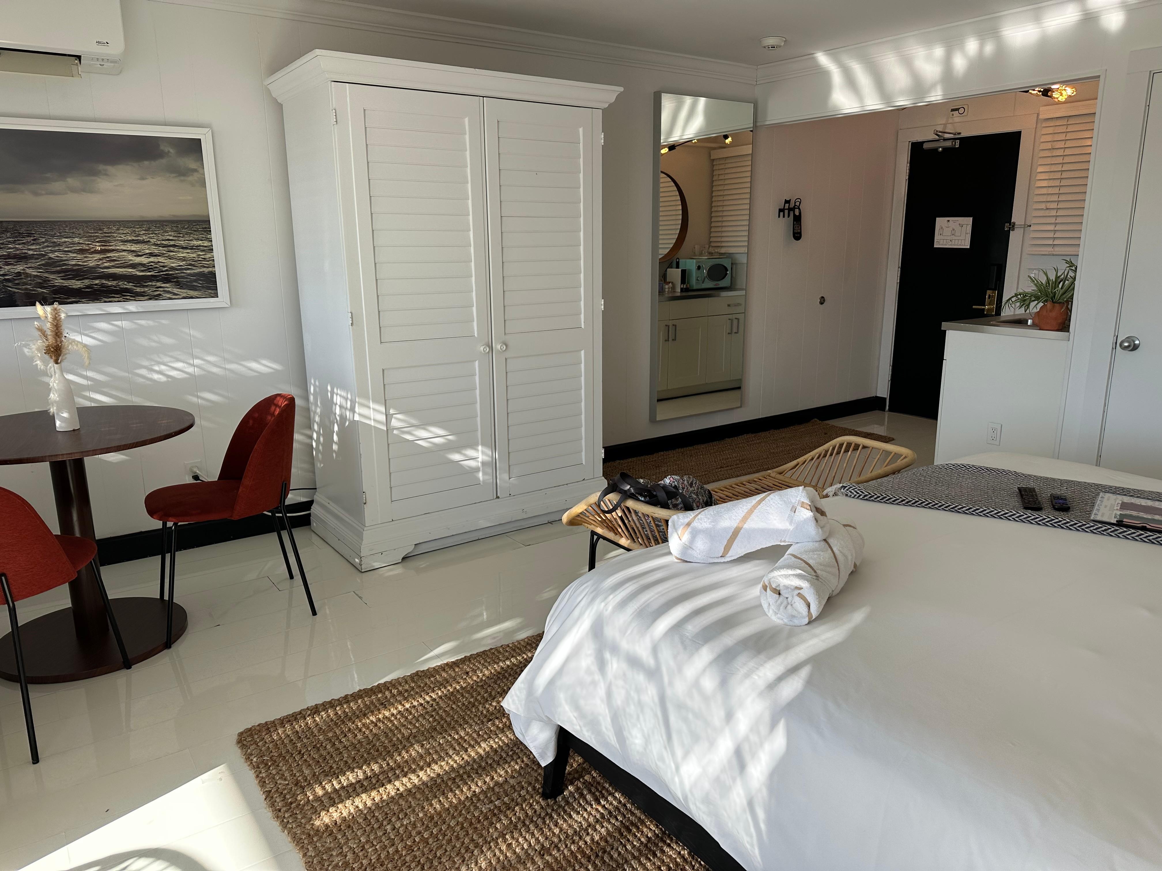 Breakfast bar area and tv cabinet/drawers