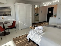 Breakfast bar area and tv cabinet/drawers