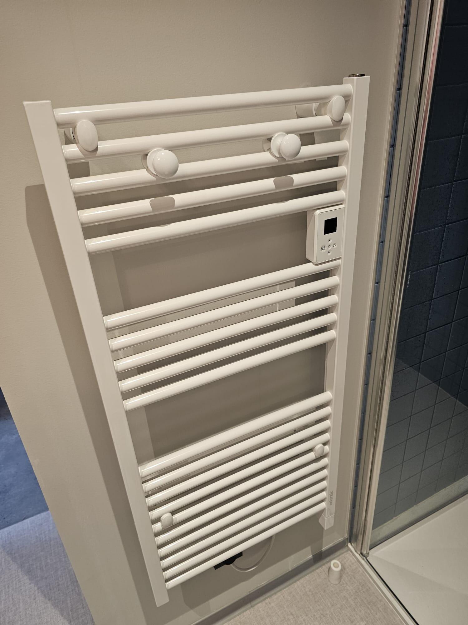 salle-de-bain : sèche serviettes en panne (ouverture automne 2024)