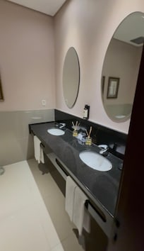 Banheiro reformado, porém simples