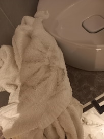 Even een stukje in de douche/toiletruimte zelf schoongemaakt.
De handdoeken roken overigens alsof ze al door andere waren gebruikt.