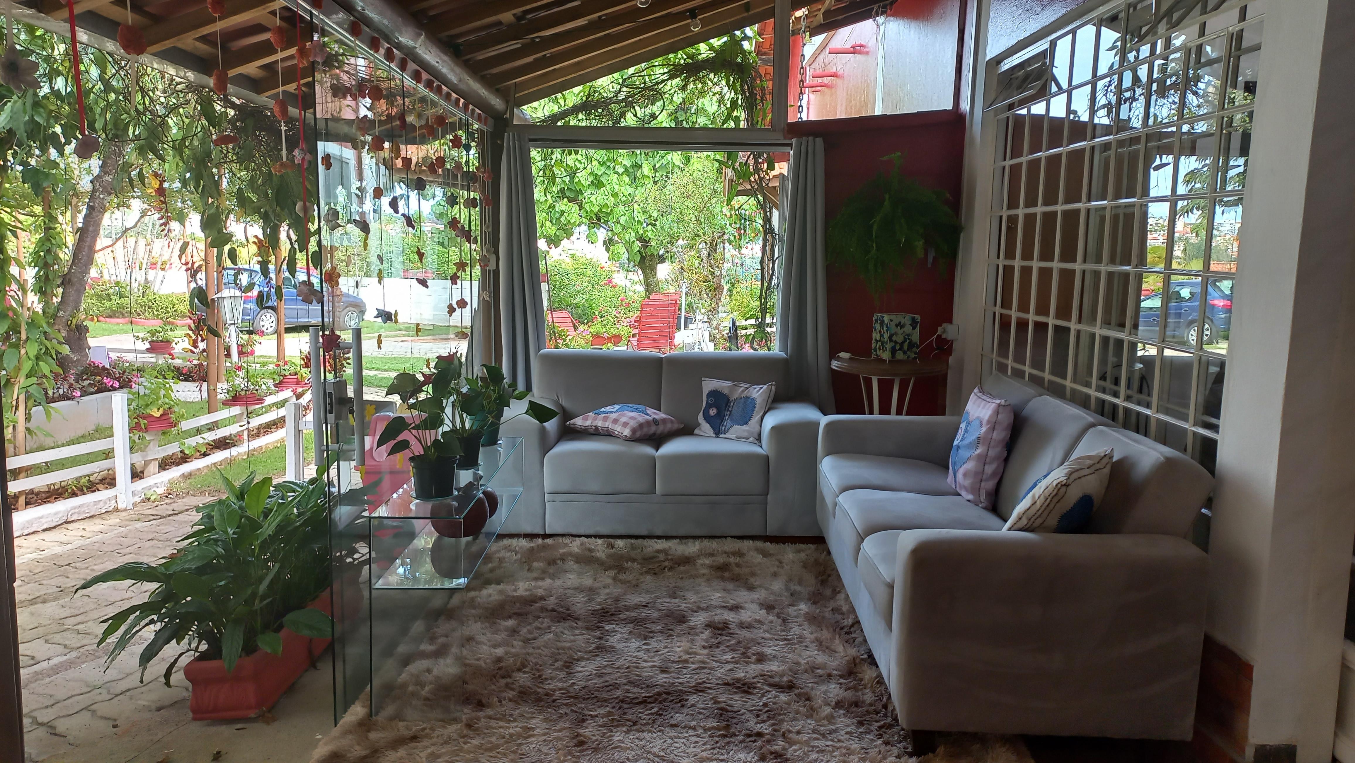 Área de descanso (sala de estar) lateral, com vista para o jardim. 