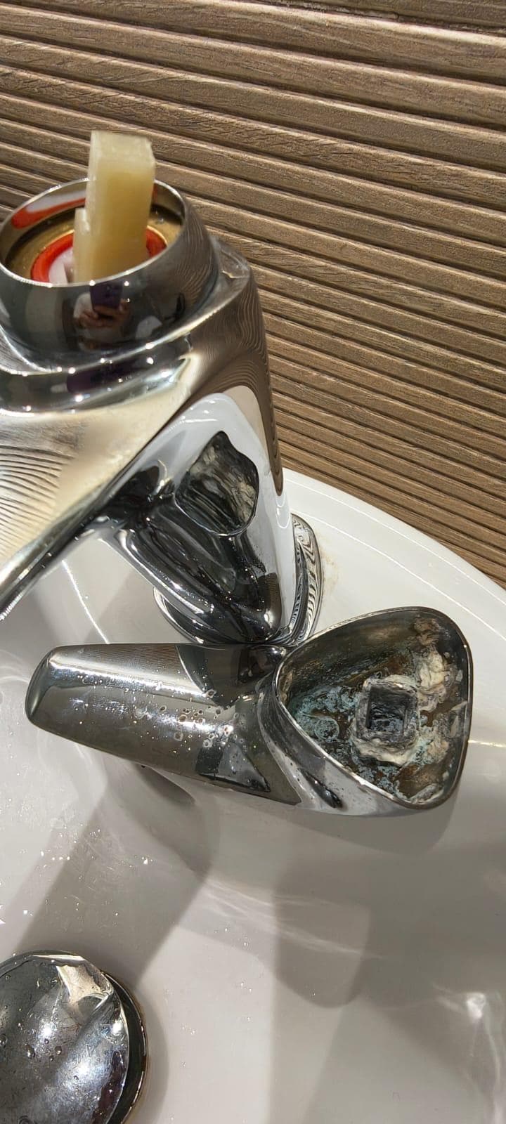 torneira quebrada, o quarto não deveria ser liberado, pois já estava danificada