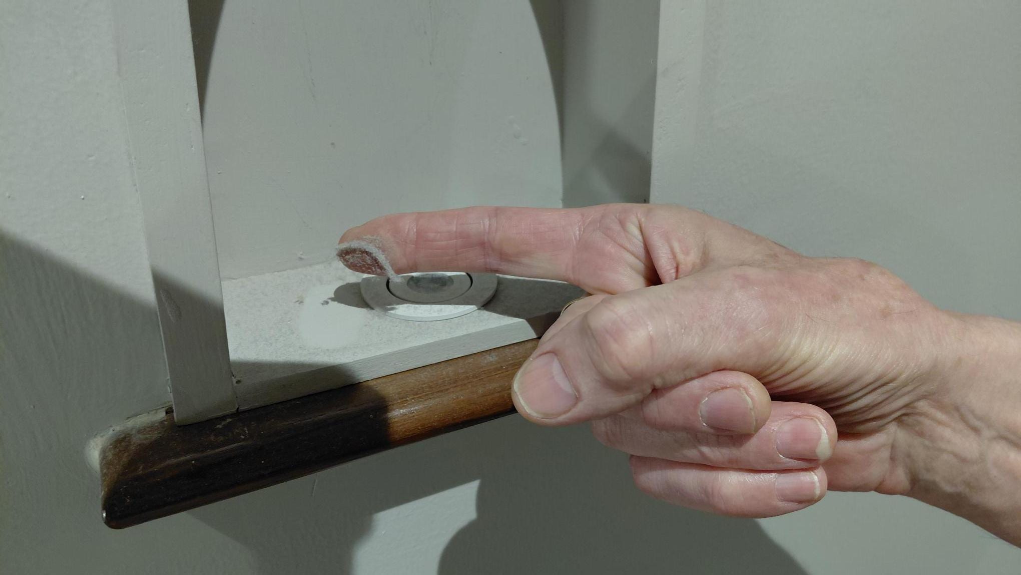 3 niches dans le mur dans le même état