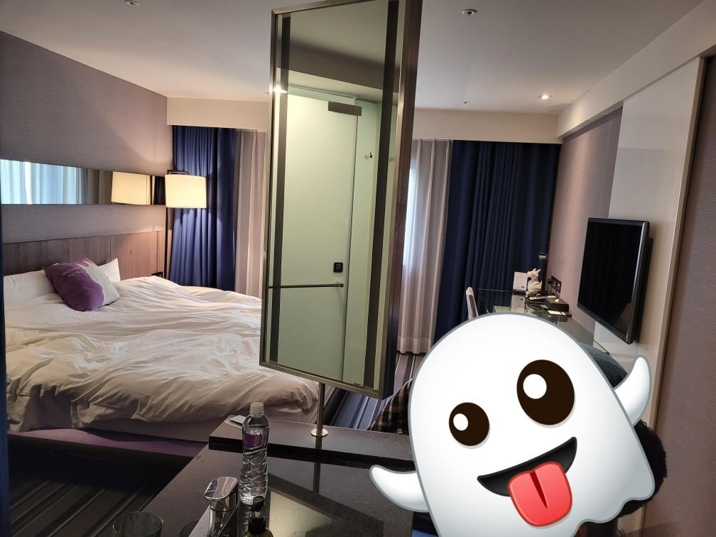 숙소내부인데요.. 전체적으로 어두운 느낌이긴한데 침대가 넓고 룸컨디션 아주 좋았습니다. 