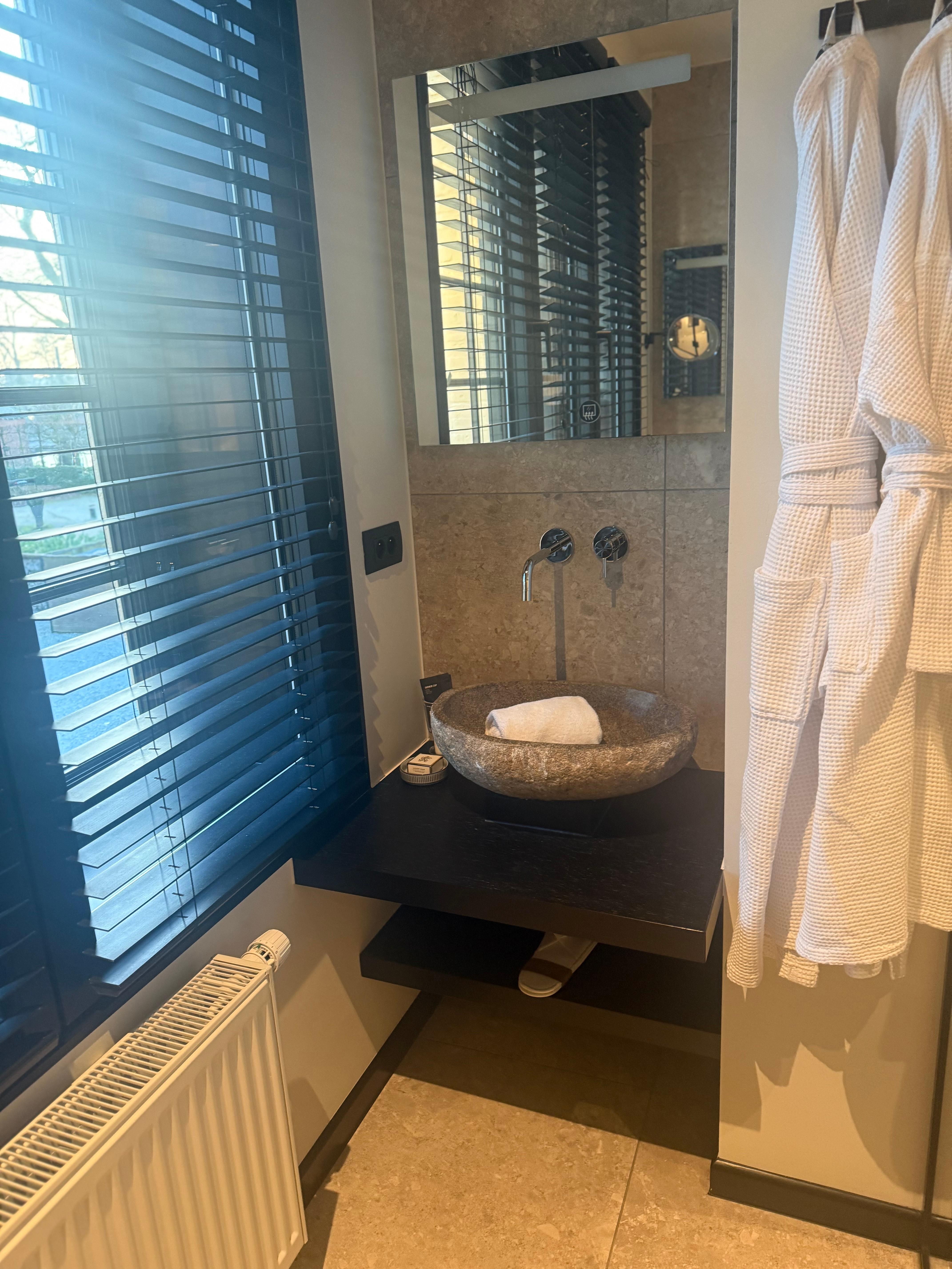 Ett av två handfat. 