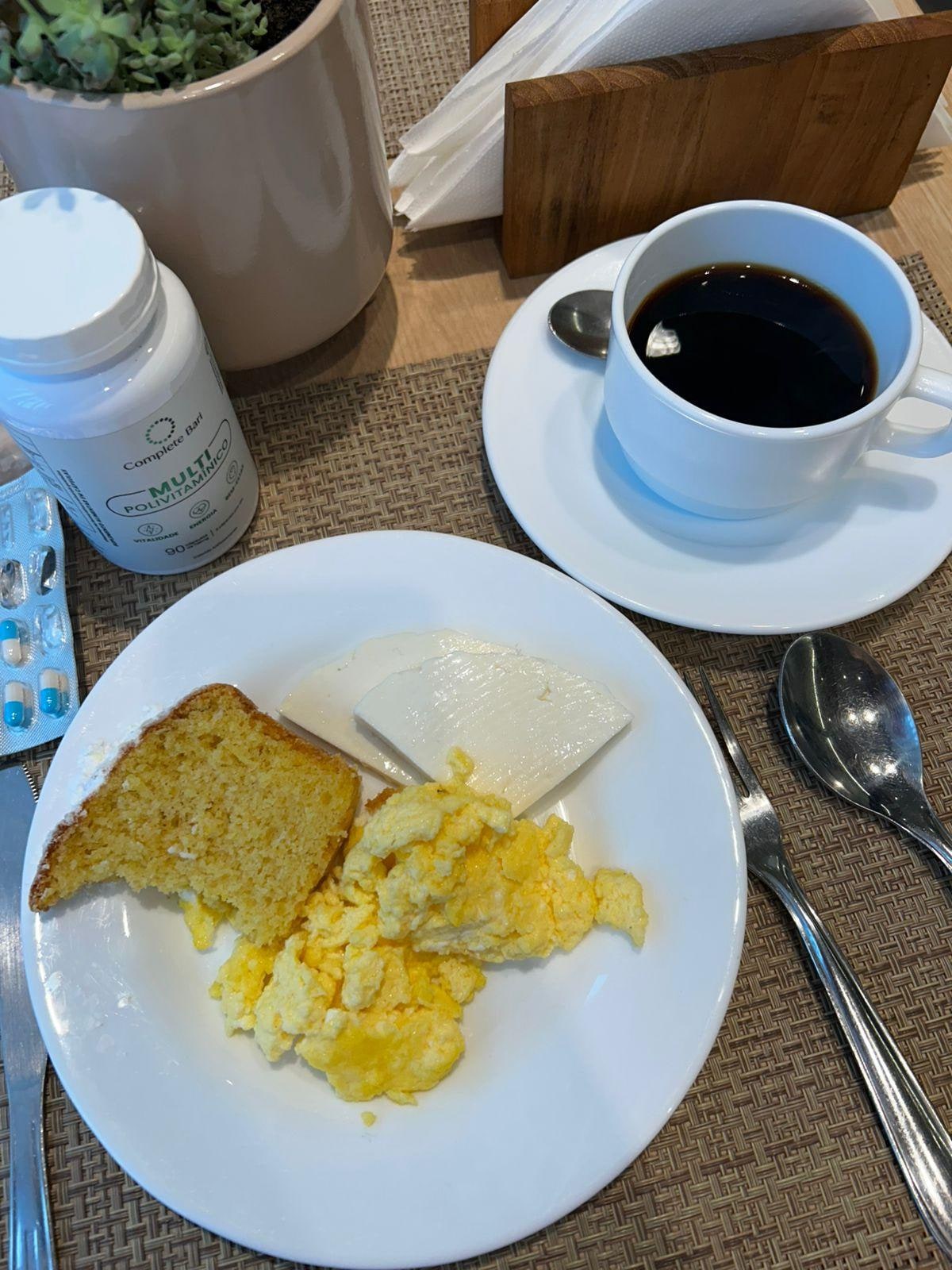 Café da manhã, como sou bariátrica, como pouquinho, está excelente omelete. 